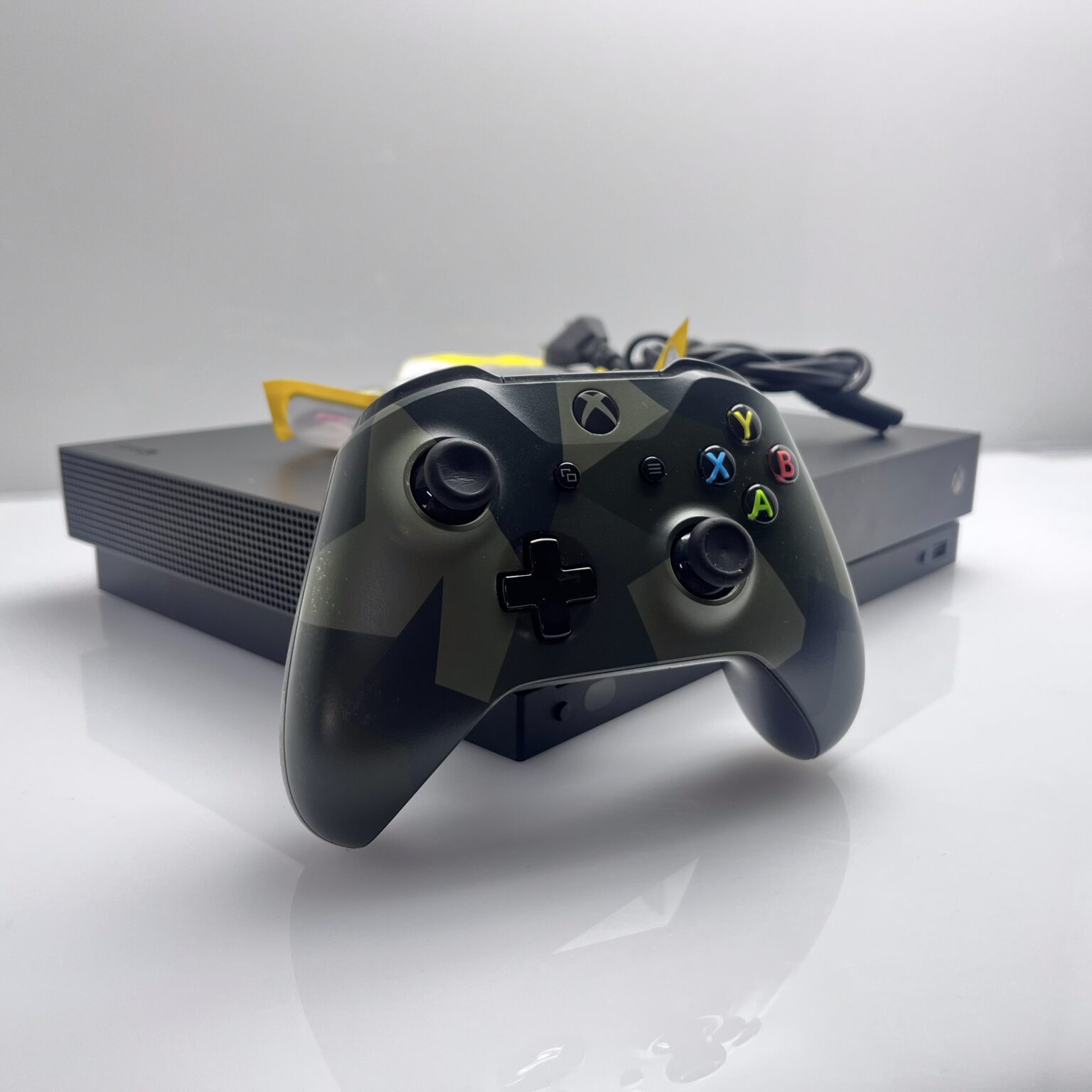 Xbox One X Black 1TB + 1 Controller + 1 Power Cable + 1 HDMI Cable (3 ...